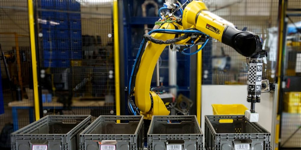 Le bras robot d’Amazon déplace les produits individuels dans les ...
